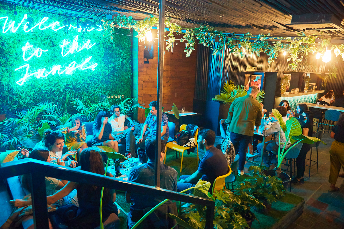 BAR DE RIO: EL OASIS CON VISTAS A LA CORDILLERA QUE LLEGÓ PARA QUEDARSE ...