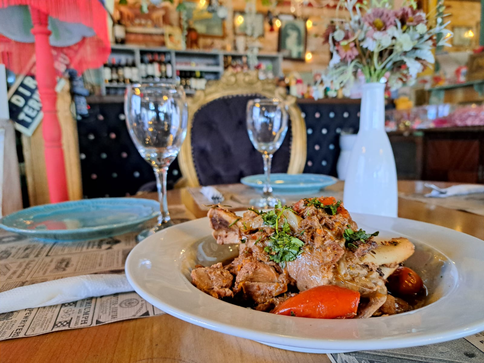 La Delfina Restaurant: donde los comensales anuncian su llegada tocando ...