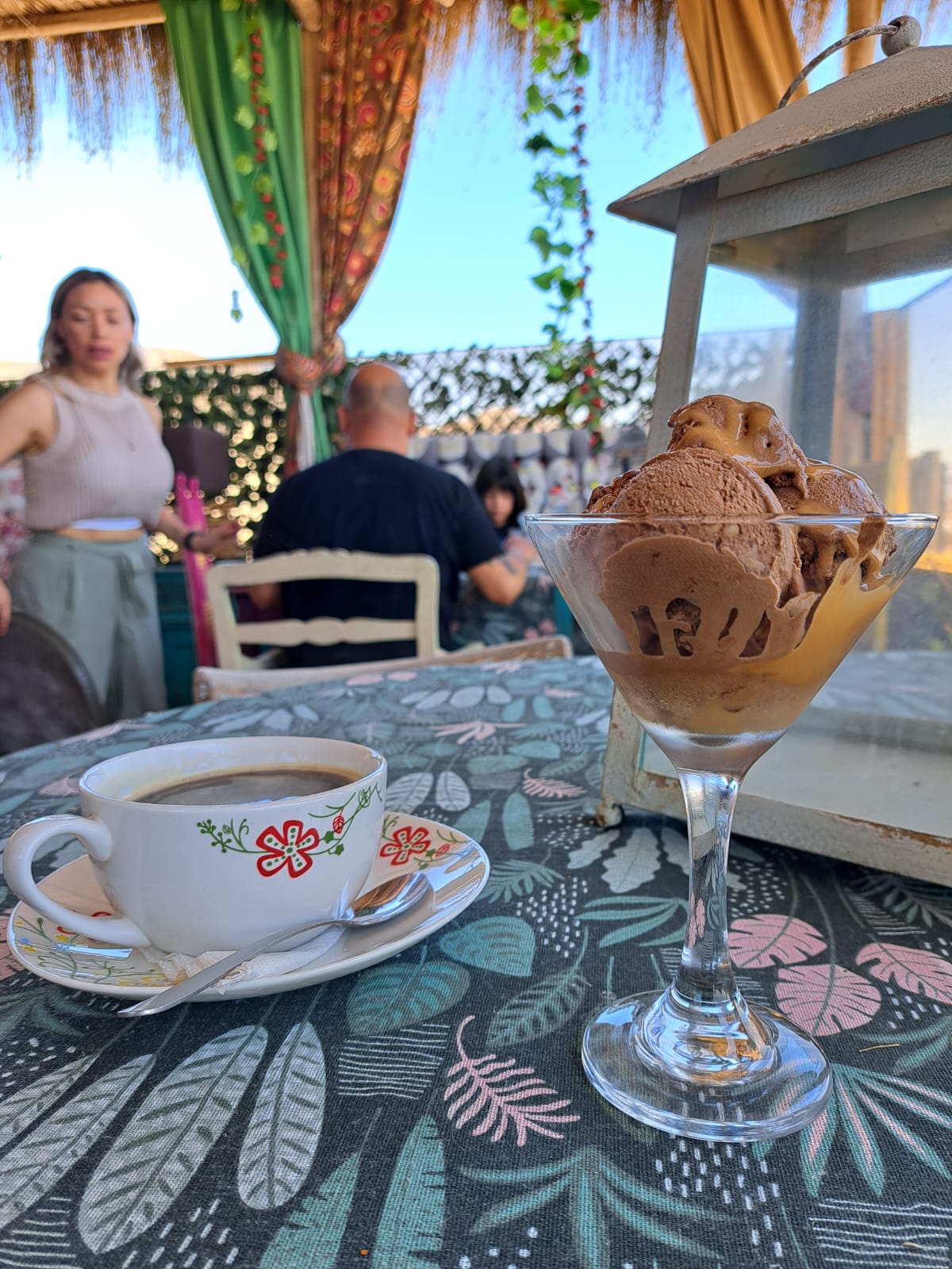 La Delfina Restaurant: donde los comensales anuncian su llegada tocando ...