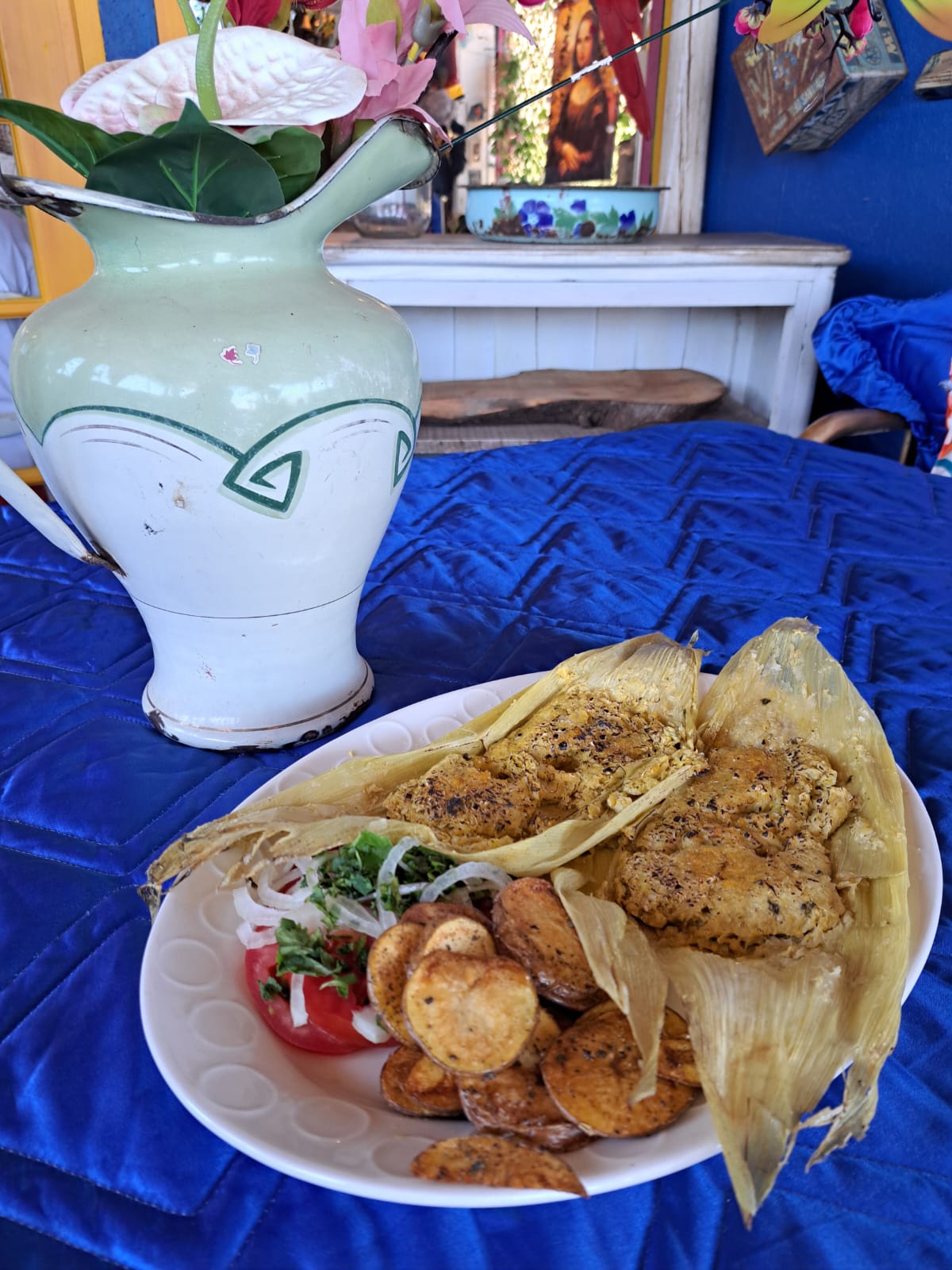 La Delfina Restaurant: donde los comensales anuncian su llegada tocando ...